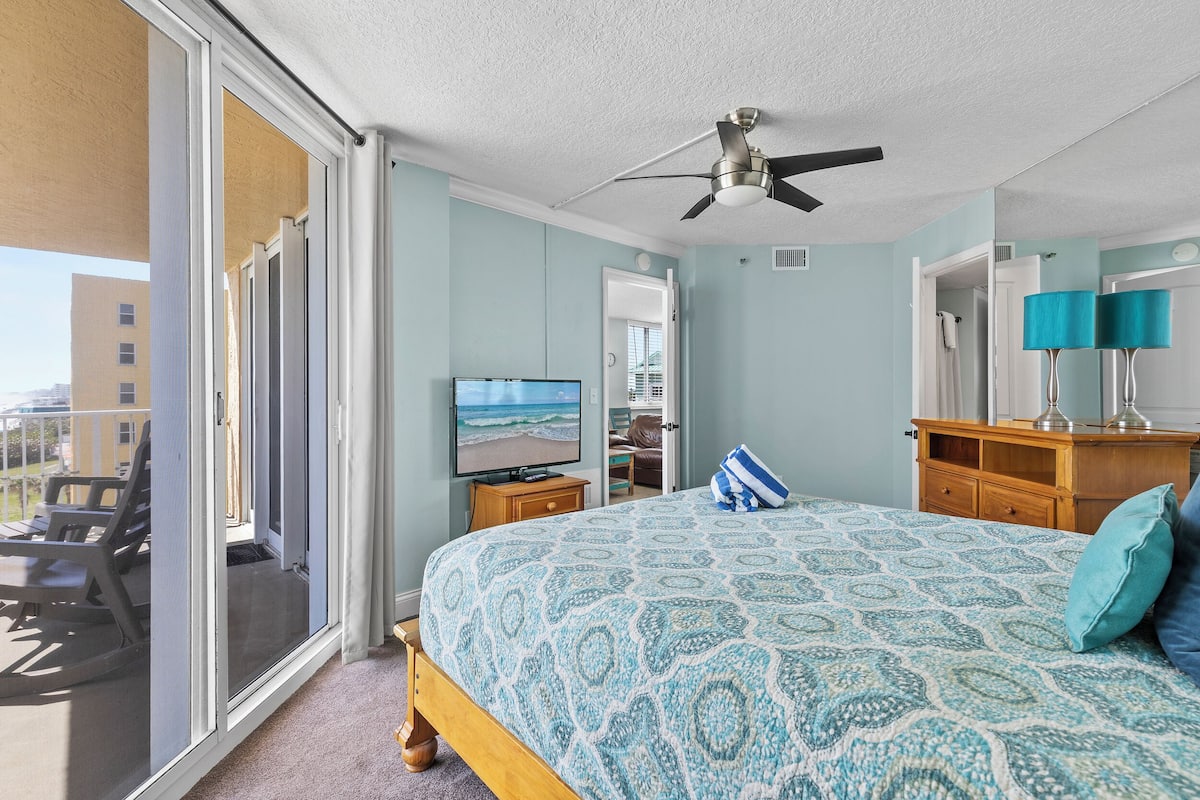 Apartamento em Condomínio Fechado, várias camas, varanda (Oceania Beach Club 501) | 2 quartos, com decoração personalizada, com mobília individualizada