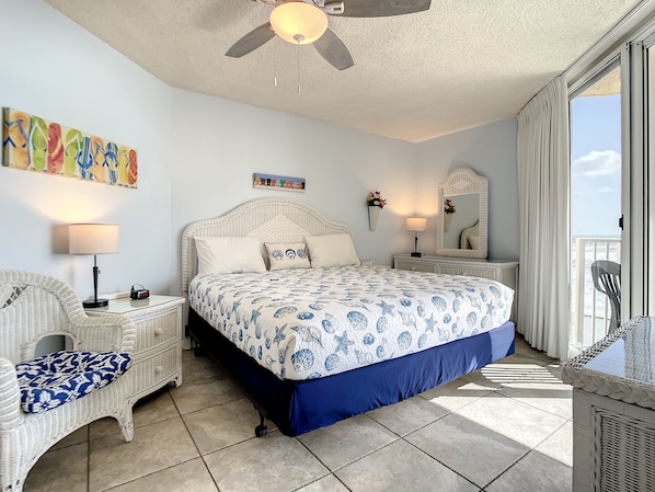 Apartamento em Condomínio Fechado, várias camas, varanda (Oceania Beach Club 403) | 2 quartos, com decoração personalizada, com mobília individualizada