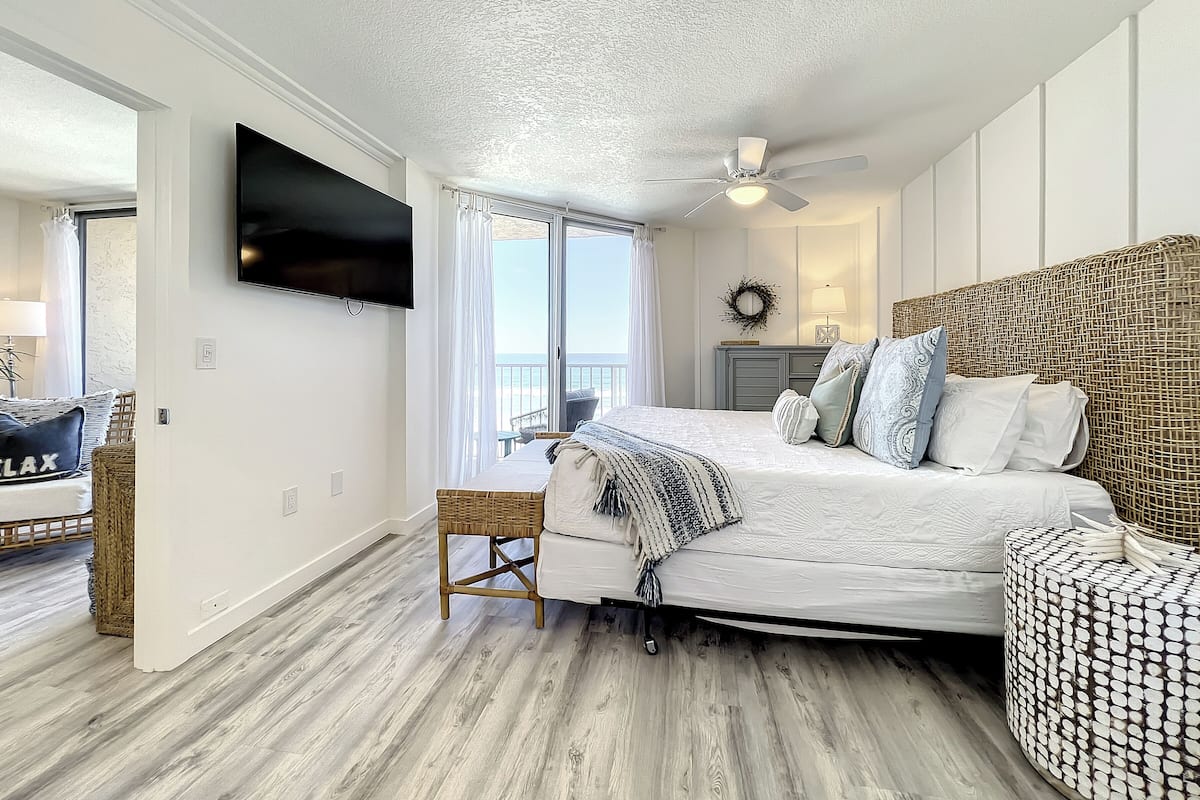 Apartamento em Condomínio Fechado, várias camas, varanda (Oceania Beach Club 305) | 2 quartos, com decoração personalizada, com mobília individualizada