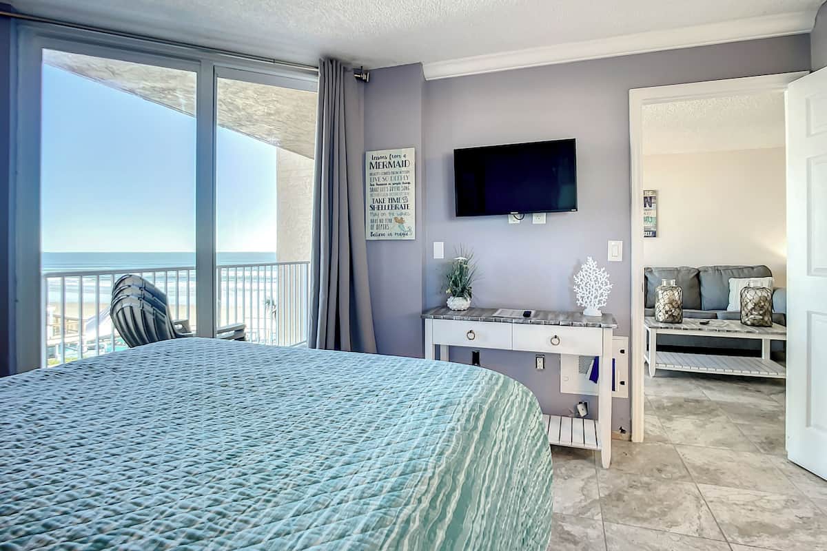 Apartamento em Condomínio Fechado, várias camas, varanda (Oceania Beach Club 408) | 2 quartos, com decoração personalizada, com mobília individualizada