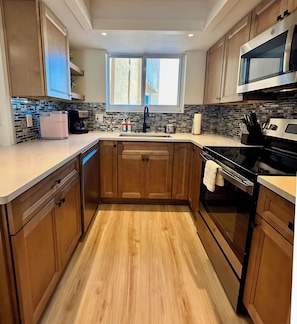 Apartamento em Condomínio Fechado, várias camas, varanda (Oceania Beach Club 406) | Cozinha privada | Um frigorífico, um micro-ondas, um forno, uma placa de cozinha