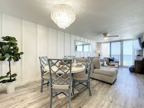 Apartamento em Condomínio Fechado, várias camas, varanda (Oceania Beach Club 305) | Sala de estar | Televisor de ecrã plano de 42 polegadas com canais digitais