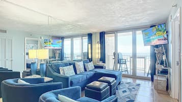 Condo, várias camas, sacada, vista para o oceano (Oceania Beach Club 304) | Área de estar