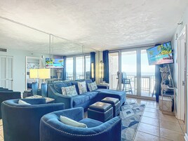 Apartamento em Condomínio Fechado, várias camas, varanda (Oceania Beach Club 304) | Sala de estar