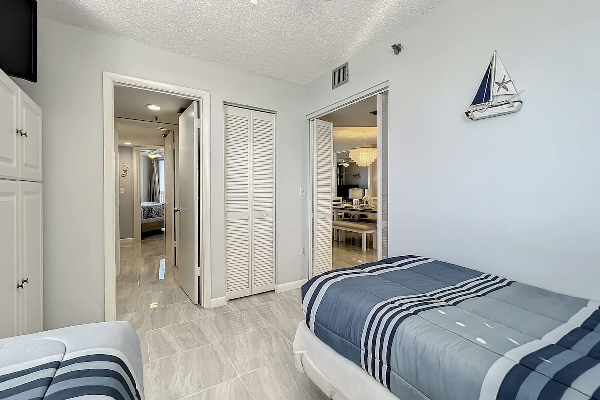 Apartamento em Condomínio Fechado, várias camas, varanda (Oceania Beach Club 409) | 2 quartos, com decoração personalizada, com mobília individualizada