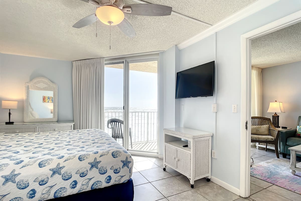 Apartamento em Condomínio Fechado, várias camas, varanda (Oceania Beach Club 403) | 2 quartos, com decoração personalizada, com mobília individualizada