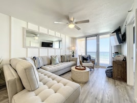 Apartamento em Condomínio Fechado, várias camas, varanda (Oceania Beach Club 305) | Sala de estar | Televisor de ecrã plano de 42 polegadas com canais digitais
