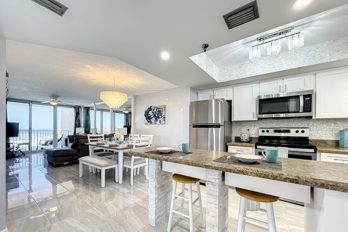 Apartamento em Condomínio Fechado, várias camas, varanda (Oceania Beach Club 409) | Cozinha privada