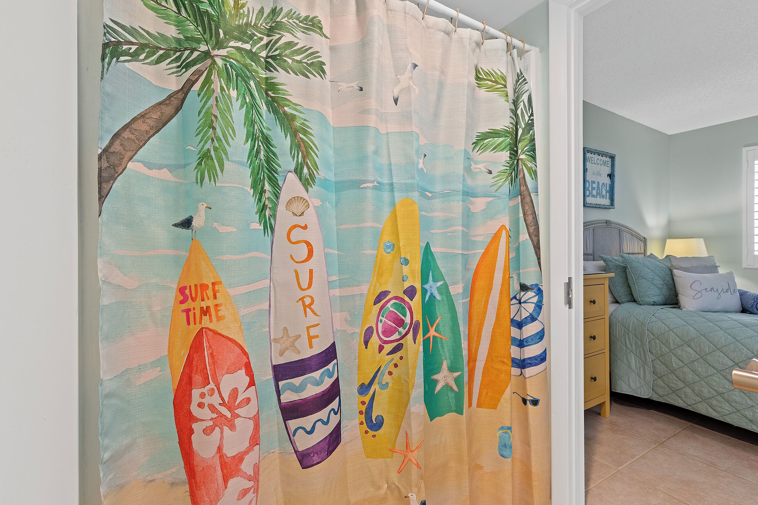 Apartamento em Condomínio Fechado, várias camas, varanda (Oceania Beach Club 704) | 2 quartos, com decoração personalizada, com mobília individualizada 