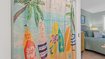 Apartamento em Condomínio Fechado, várias camas, varanda (Oceania Beach Club 704) | 2 quartos, com decoração personalizada, com mobília individualizada