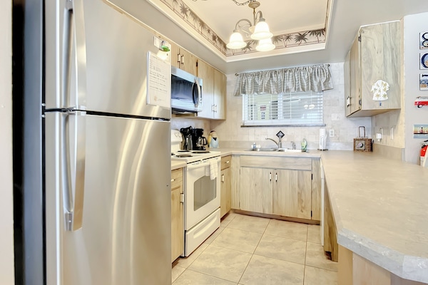 Apartamento em Condomínio Fechado, várias camas, varanda (Oceania Beach Club 807) | Cozinha privada | Uma cafeteira/bule