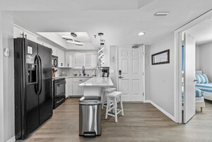 Apartamento em Condomínio Fechado, várias camas, varanda (Oceania Beach Club 609) | Cozinha privada | Uma cafeteira/bule 