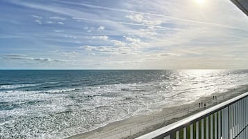 Apartamento em Condomínio Fechado, várias camas, varanda (Oceania Beach Club 606) | Praia | Perto da praia