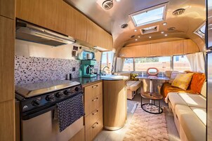 Quarto Twin Deluxe, pátio | Cozinha privada