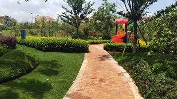 Quarto, 2 camas de casal, não fumadores, vista para o jardim | Roupa de alta qualidade, edredões de penas