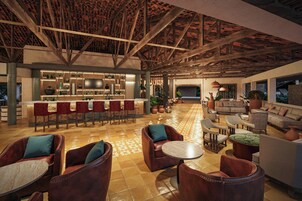 2 bares/lounges, bar ao lado da piscina
