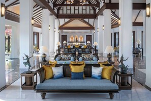 4 bares/lounges, 2 bares molhados, 2 bares ao lado da piscina