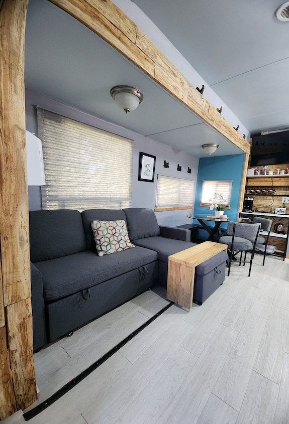 Farmstay Cozy Camper. 10 Min To Downtown. 20 Miles To Sanibel. 30 Min To Airport - Florida