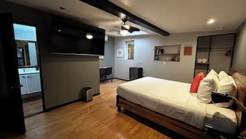 Quarto casal luxo, 1 cama de casal, banheiro privativo | Wi-Fi de cortesia, roupa de cama