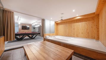 Quarto Twin Royal, Vista para a cidade | Casa de banho | Artigos de higiene pessoal grátis, um secador de cabelo, chinelos