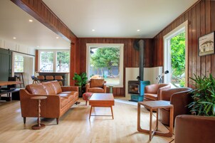 Casa Deluxe, vista parcial para o oceano | Sala de estar