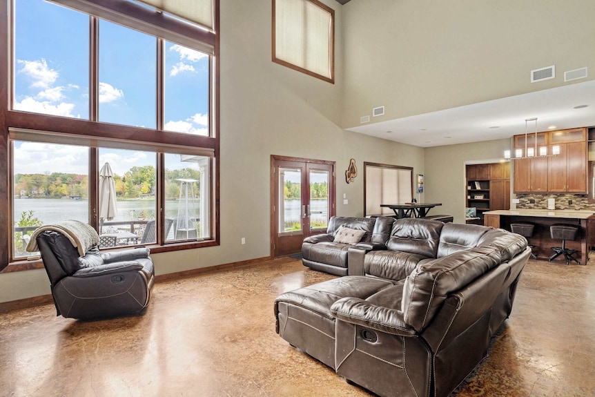 Tranquil Waters: Sauna, Hot Tub, Chefs Kitchen - Greenville, MI