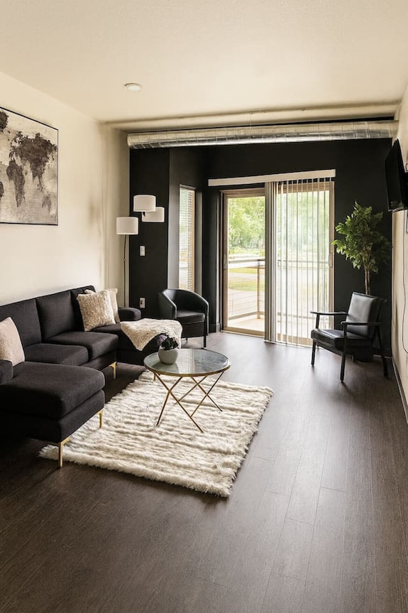Stylish Black-themed Apartment In Des Moines - Altoona, IA
