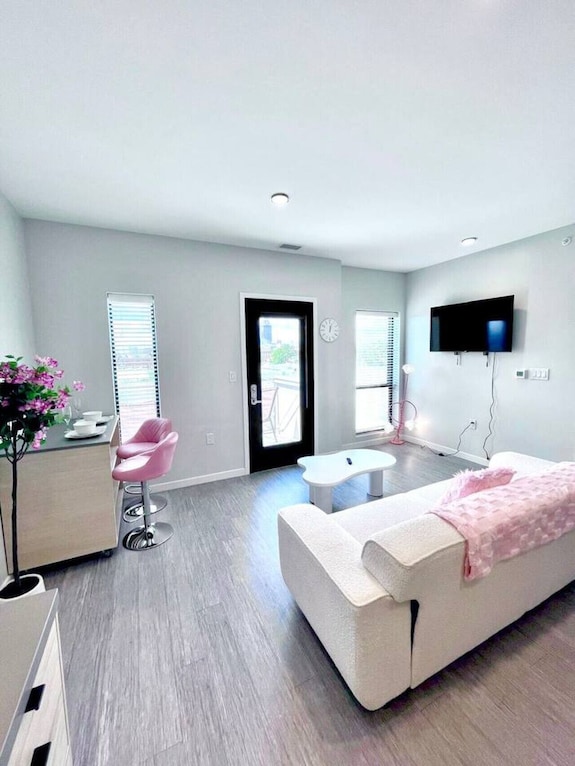 2 Bedroom Pink-themed Apartment In Des Moines - Ankeny, IA