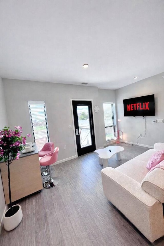 2 Bedroom Pink-themed Apartment In Des Moines - Ankeny, IA