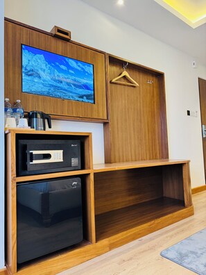 Deluxe King Room | Cofres nos quartos, escrivaninha, espaço de trabalho para notebook