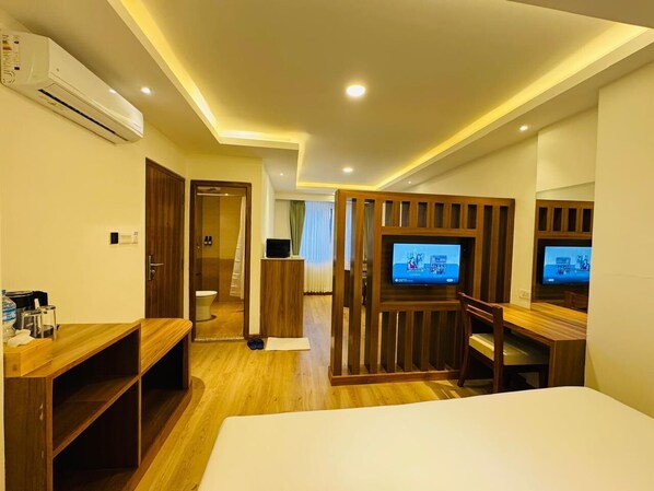 connecting studio apartment | Cofres nos quartos, escrivaninha, espaço de trabalho para notebook