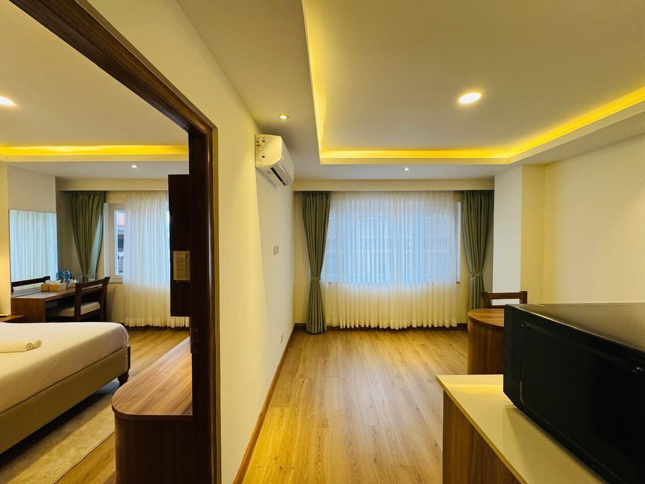 connecting studio apartment | Cofre com capacidade para portátil, secretária 