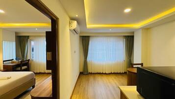 connecting studio apartment | Cofre com capacidade para portátil, secretária