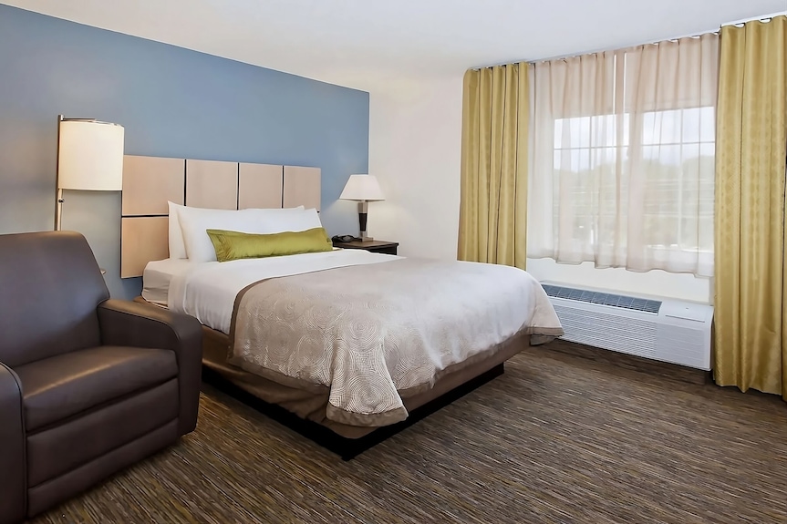 Visit The Lakeshore Park! Private Kitchen & Free Parking! Pets Allowed, Gazebo! - Knoxville, TN