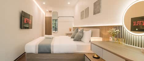 Quarto conforto, 1 cama King, sacada, vista para a cidade | Cortinas blackout, ferros/tábuas de passar roupa, Wi-Fi de cortesia