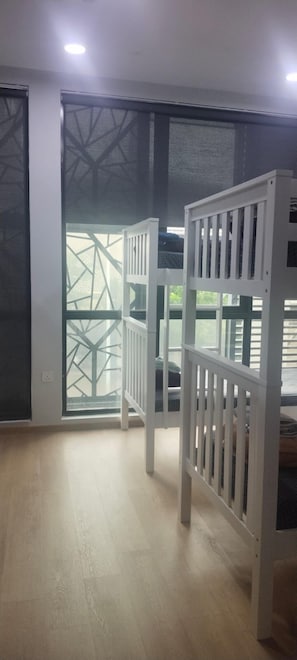Quarto Familiar, Vista para a cidade | Secretária, secretária adequada para computadores portáteis