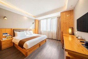 Quarto Duplo de Luxo, Vista para a cidade | Secretária, secretária adequada para computadores portáteis 