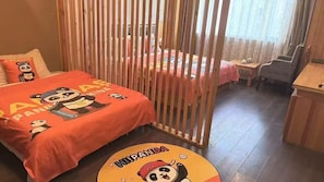 Quarto triplo família | Escrivaninha, espaço de trabalho para notebook, Wi-Fi de cortesia