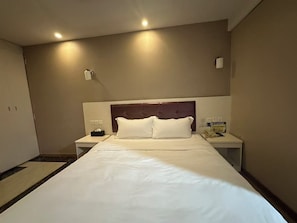 Quarto solteiro conforto, 1 cama Queen, ar-condicionado, vista para a cidade | Escrivaninha, espaço de trabalho para notebook, Wi-Fi de cortesia