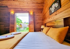 Bungalow Deluxe, 1 cama queen-size, vista para o pátio | Roupa hipoalergénica, camas de colchão viscoelástico, minibar 