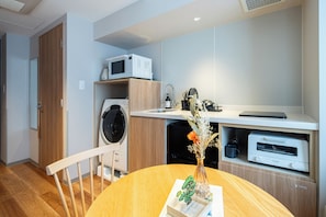 Estúdio Superior (Apartment) | Cozinha privada | Um frigorífico, um micro-ondas, uma torradeira, Produtos de limpeza
