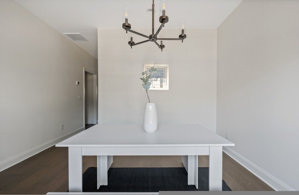 1 King 2 Queens Garage Yard Washer Dryer - Hendersonville, TN