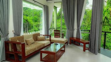 Quarto Duplo, varanda, vista para o rio | Sala de estar