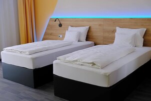 Quarto casal standard | Cofres nos quartos, escrivaninha, espaço de trabalho para notebook