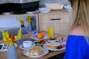 Café da manhã com buffet grátis todos os dias