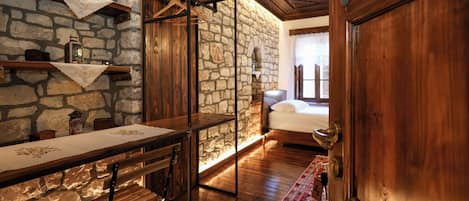 Quarto Triplo Tradicional, vista para o rio | Roupa de alta qualidade, secretária