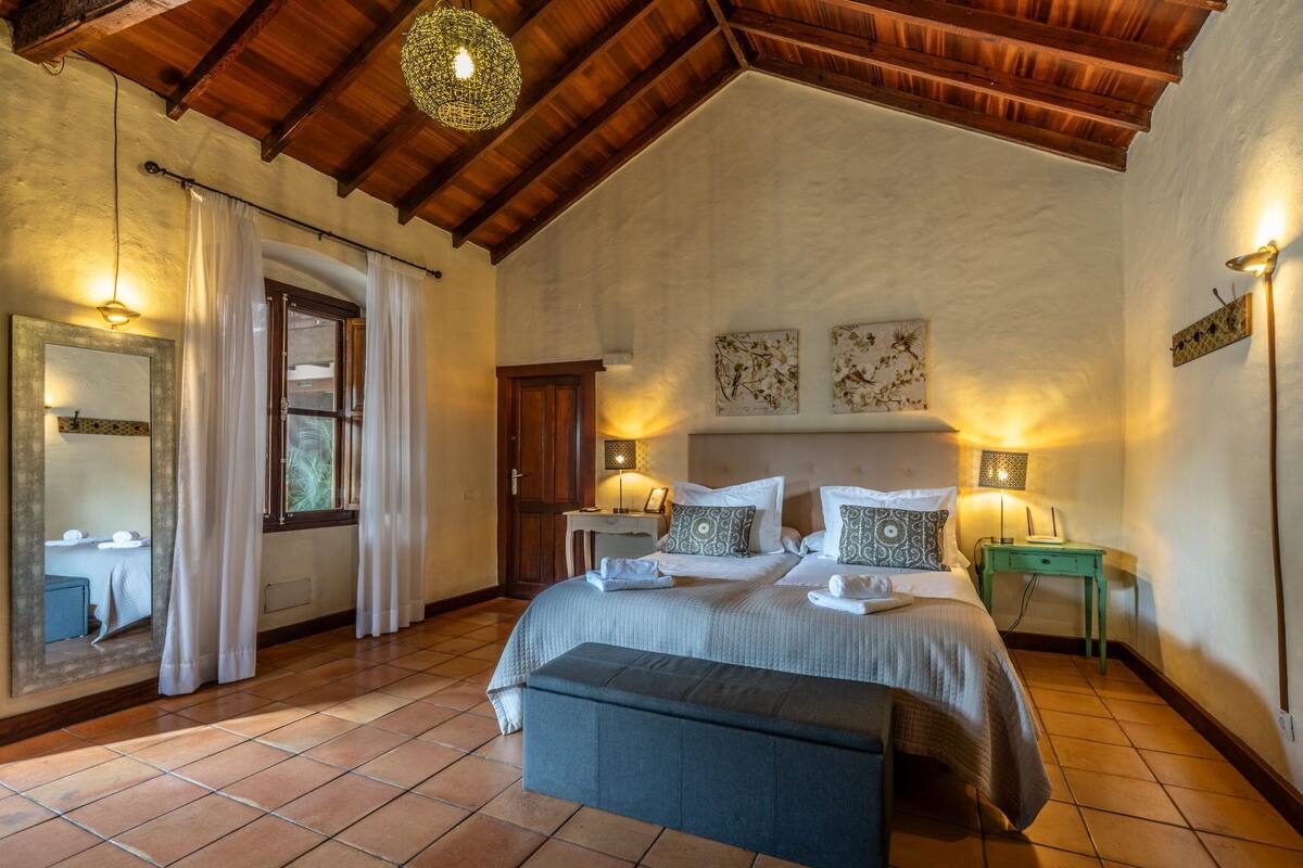 Apartamento Deluxe, pátio, vista para o jardim | Ferro/tábua de engomar, Wi-fi grátis