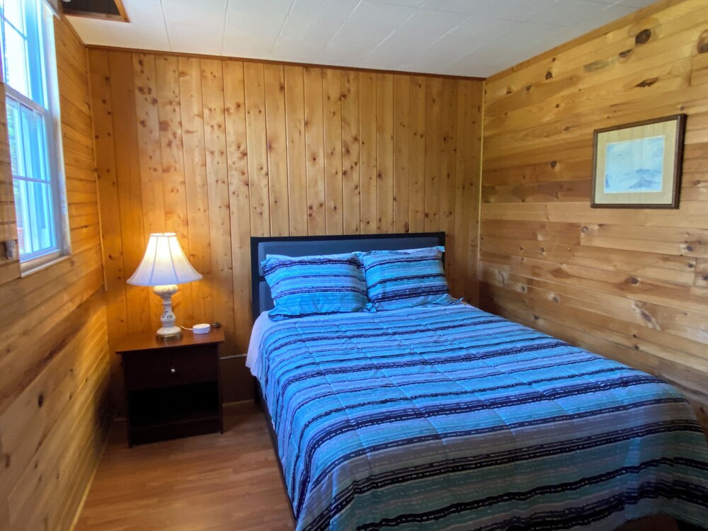 Parkside Deluxe Cottage- King Bed, Extra Screened-In Rm, Short Walk to ...