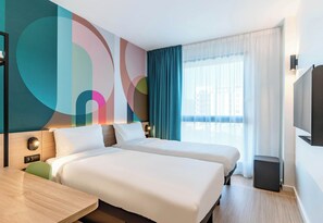 Quarto duplo | Roupas de cama antialérgicas, espaço de trabalho para notebook