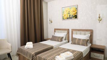 Quarto Duplo ou Twin Comfort, Vista para a cidade | Secretária, secretária adequada para computadores portáteis